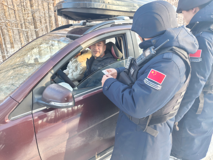 双峰边境检查站民警元旦期间坚守岗位，筑牢边境安全屏障_中华网